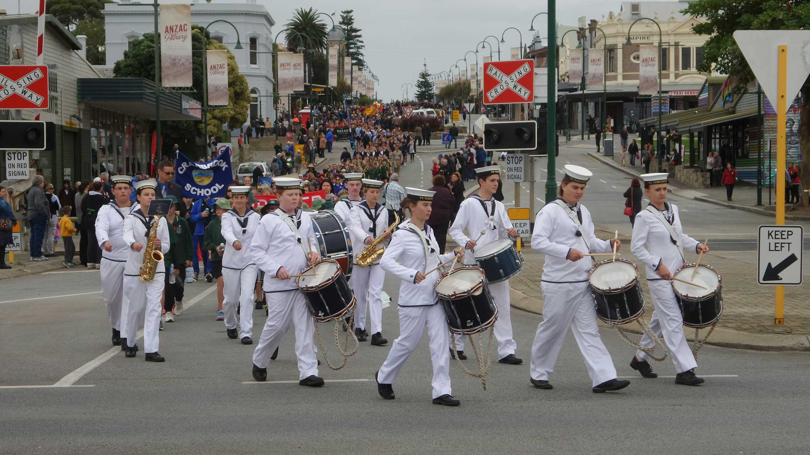 Schoolchildren remember the Anzac fallen at Albany parade - ABC News