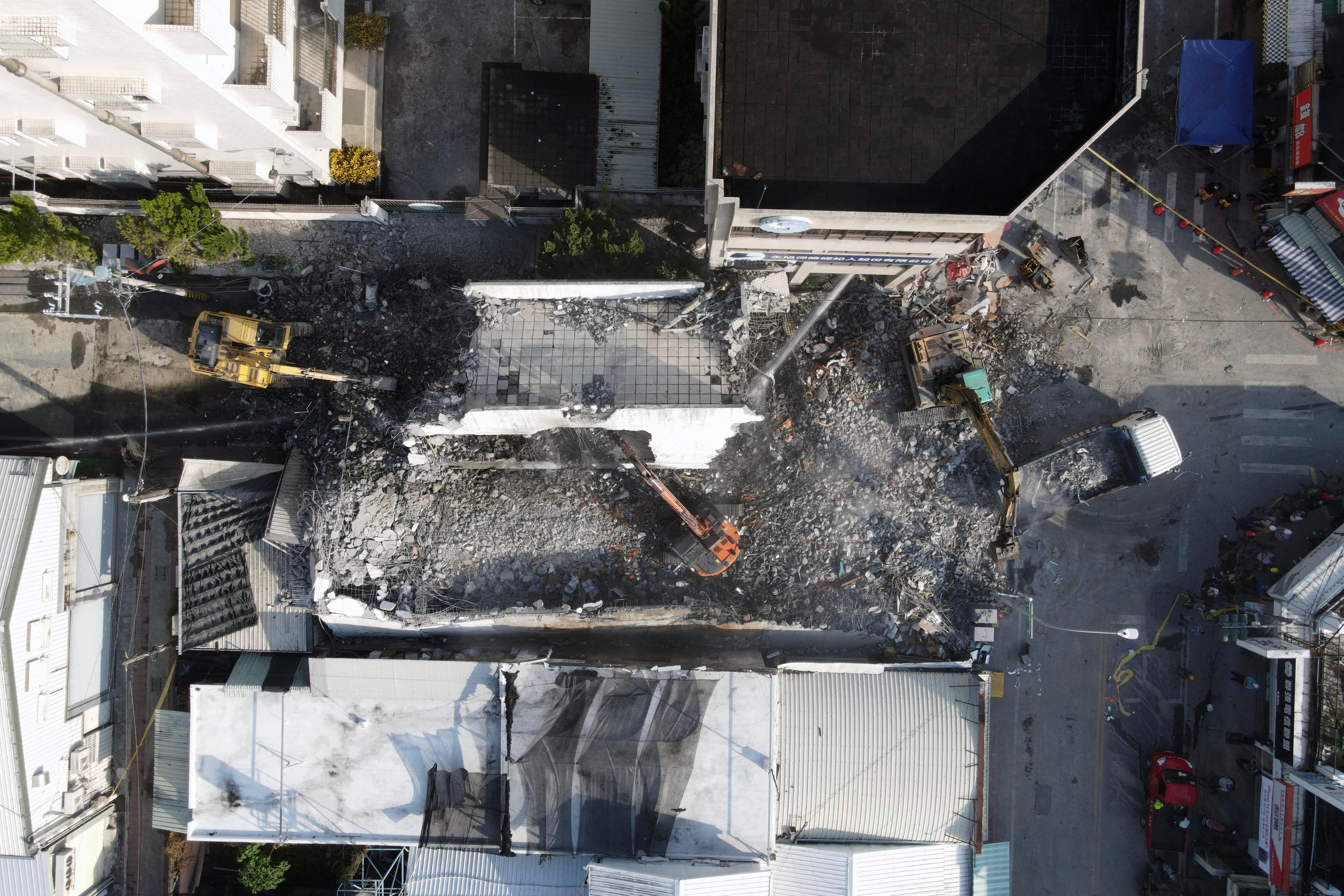 Hundreds trapped on mountain roads in Taiwan after earthquake destroys ...