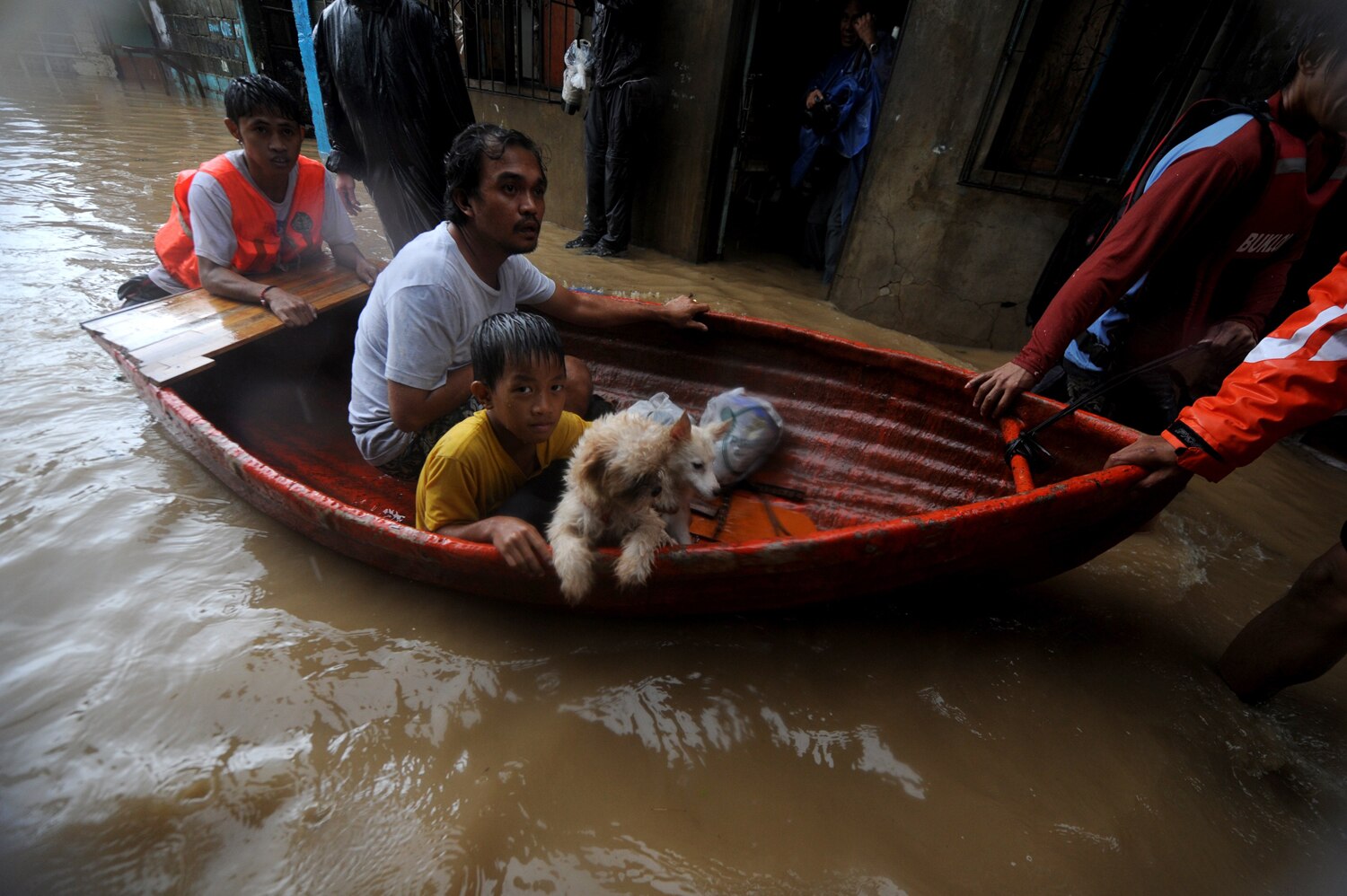 Flood chaos in Philippines after deadly typhoon - ABC News