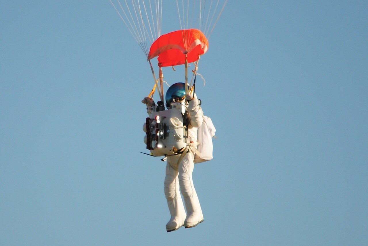 Google executive breaks freefall record jumping from top of ...