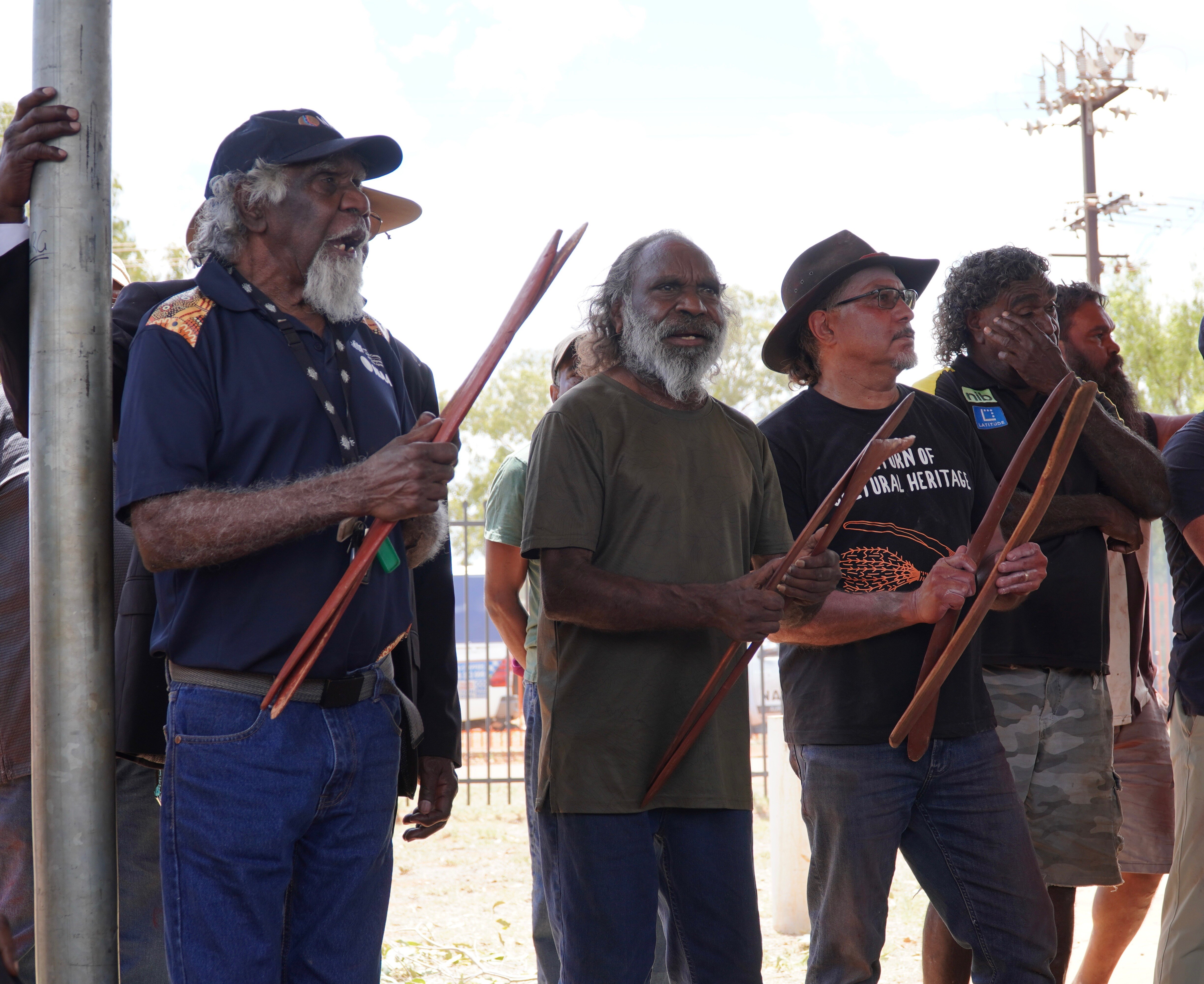 Yuendumu community sings, dances and cries as remains of 'King of the ...
