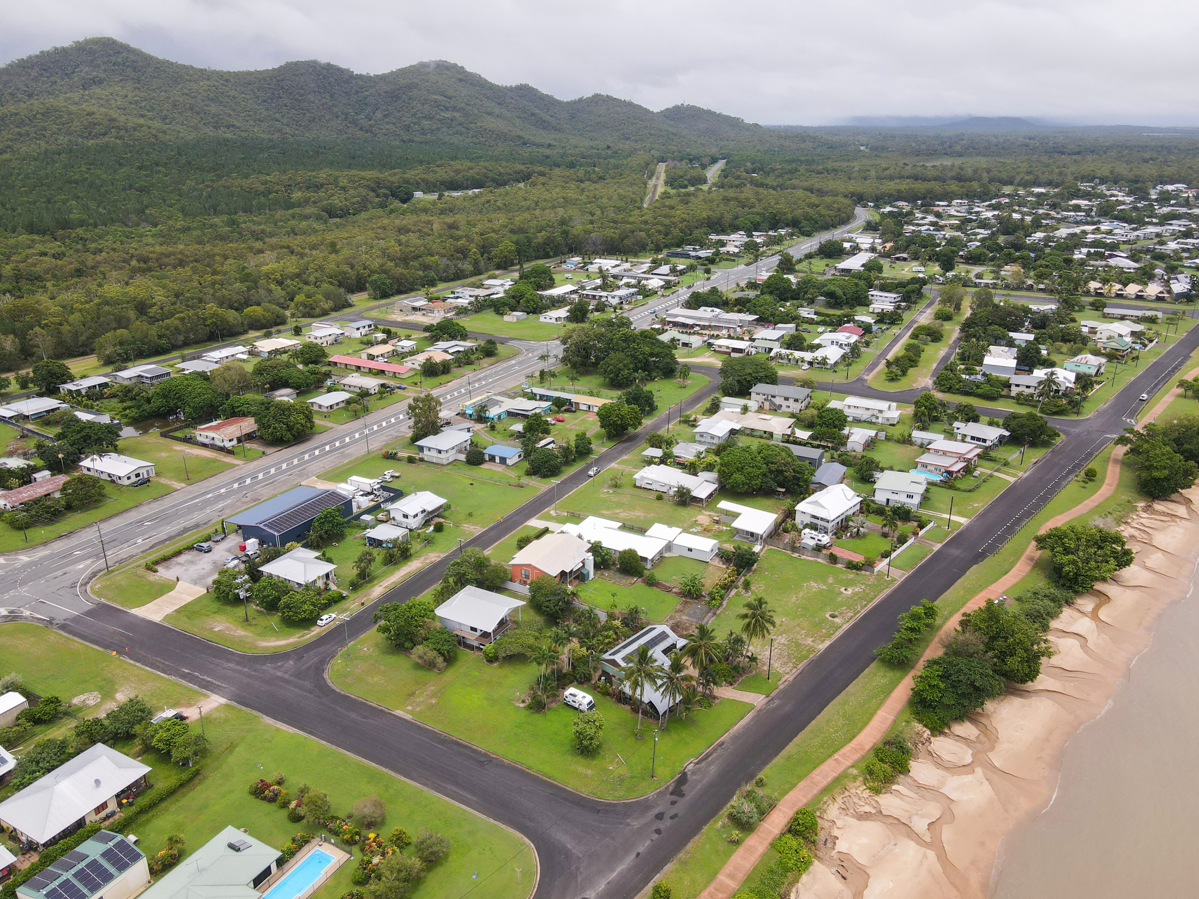 Far North Queensland town of Cardwell begins flood clean-up - ABC News