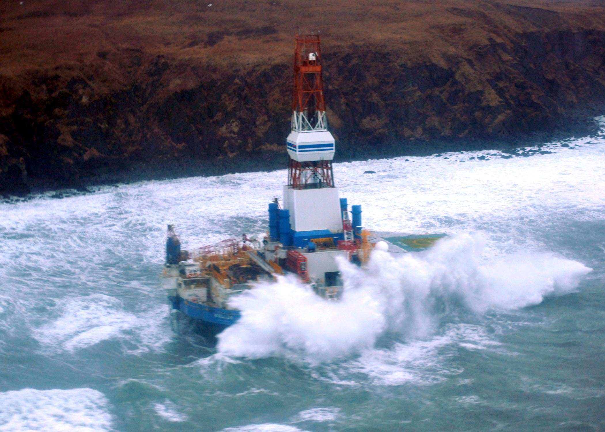 Runaway oil rig drags tugs through Alaskan storm - ABC News