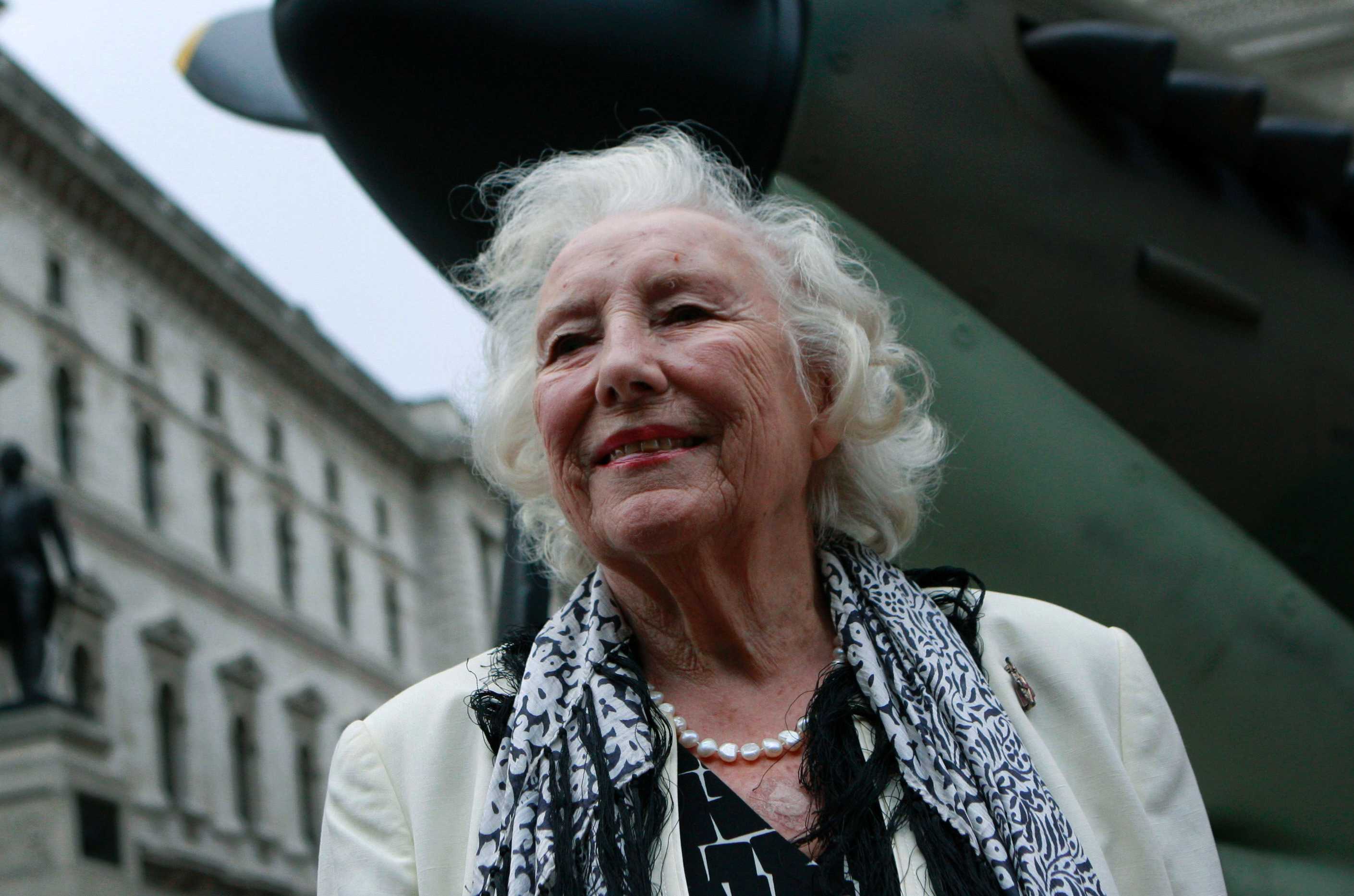 British singer Vera Lynn, the 'Forces' Sweetheart', dies aged 103 - ABC ...