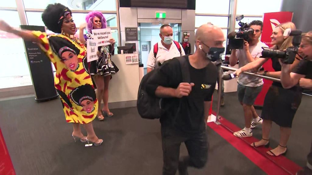 Drag Queens welcome first Victorians into Sydney - ABC News