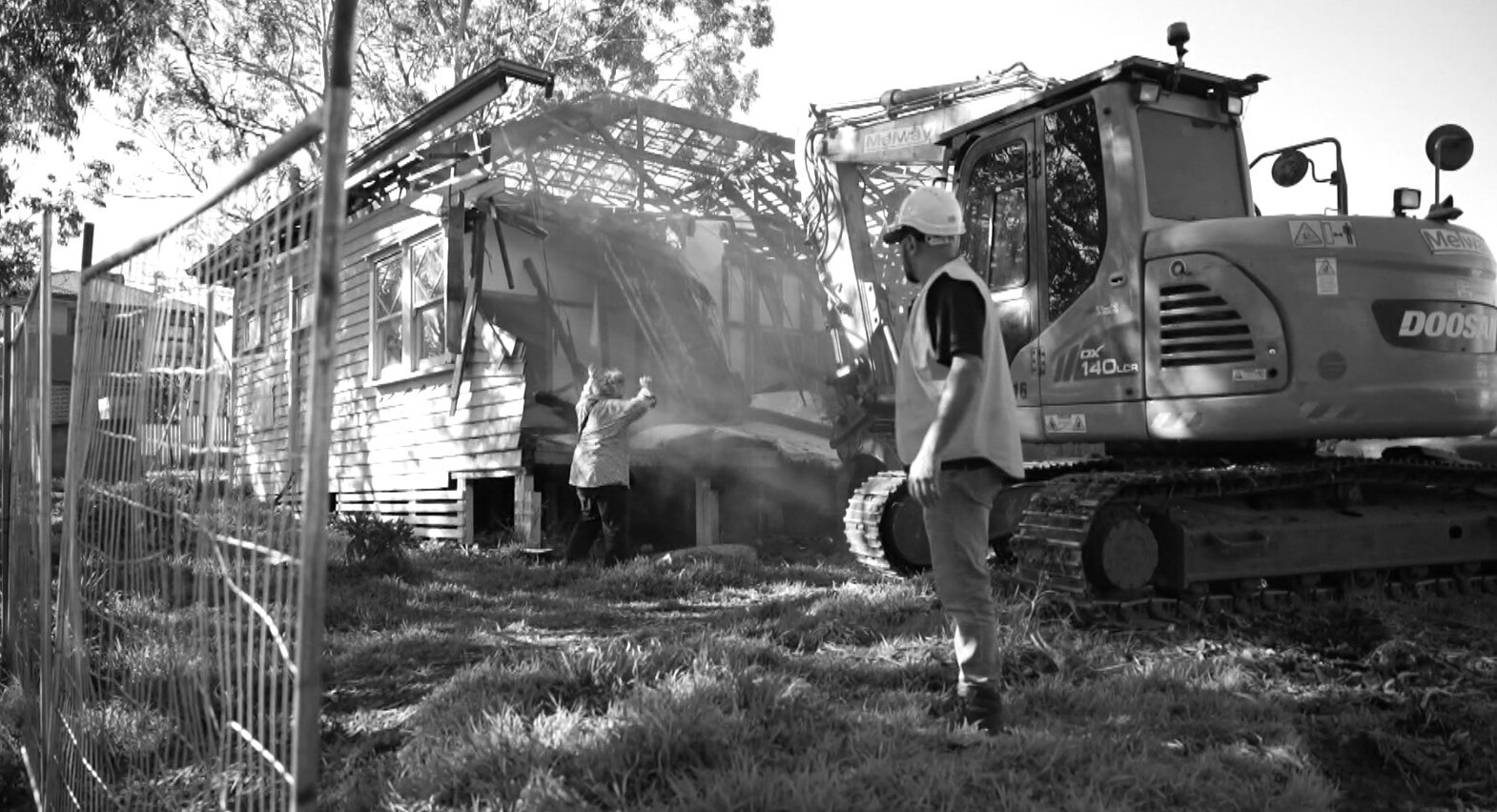 Warning graphic content: Louise moves in front of the digger as it ...