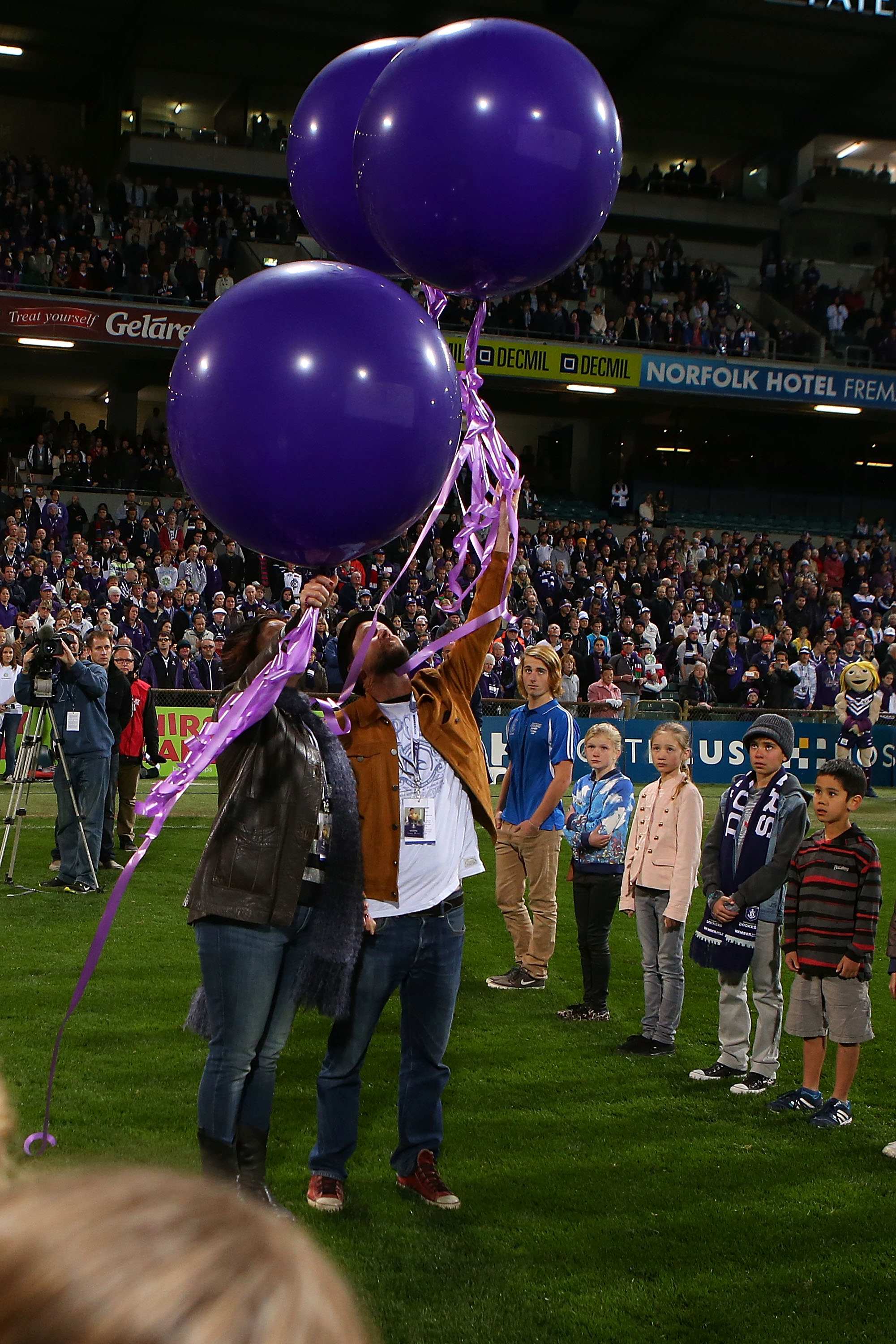 MH17: Maslin children honoured as Fremantle Dockers pay tribute to ...