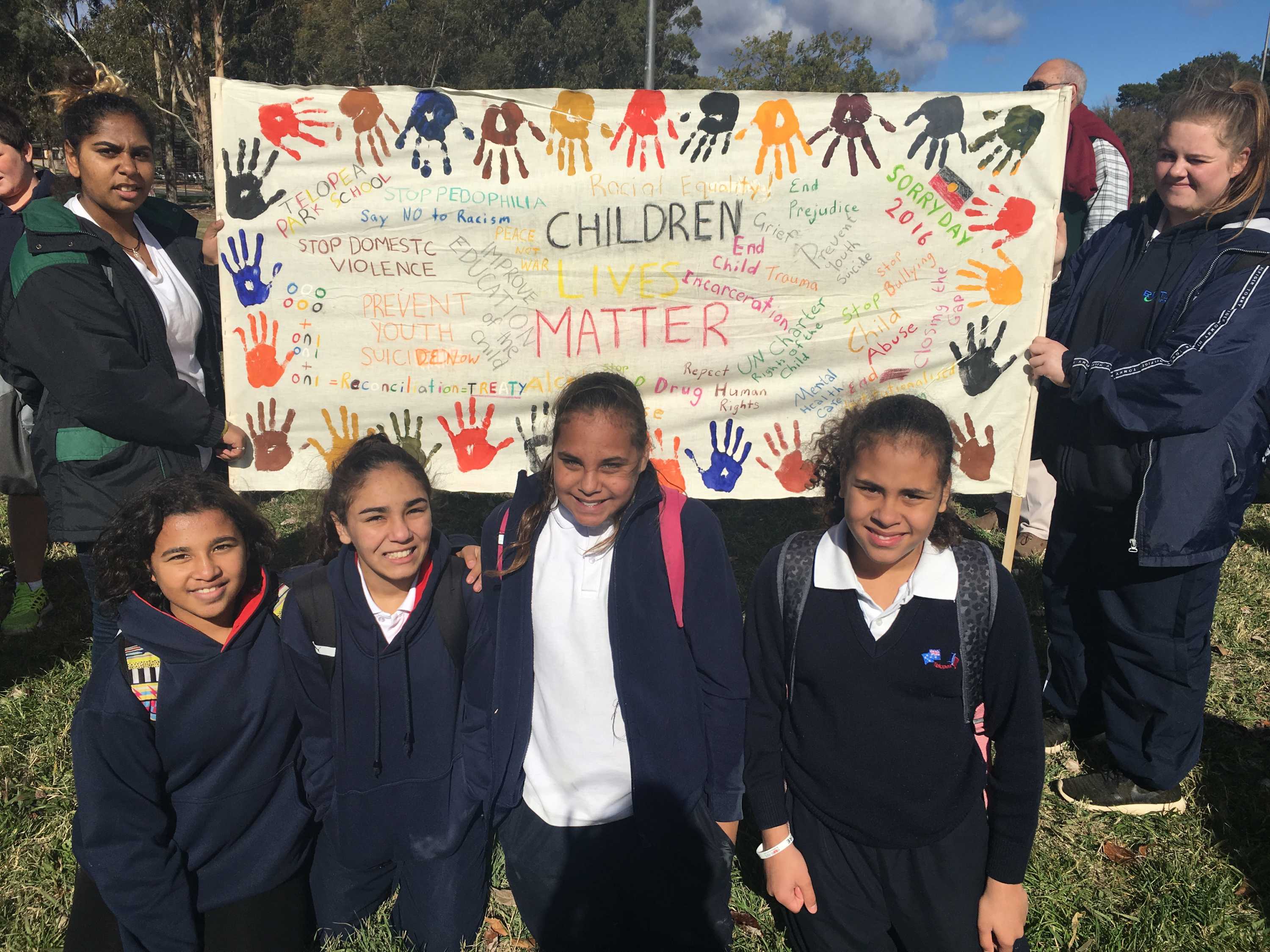 Thousands mark National Sorry Day with walk across Commonwealth Bridge ...