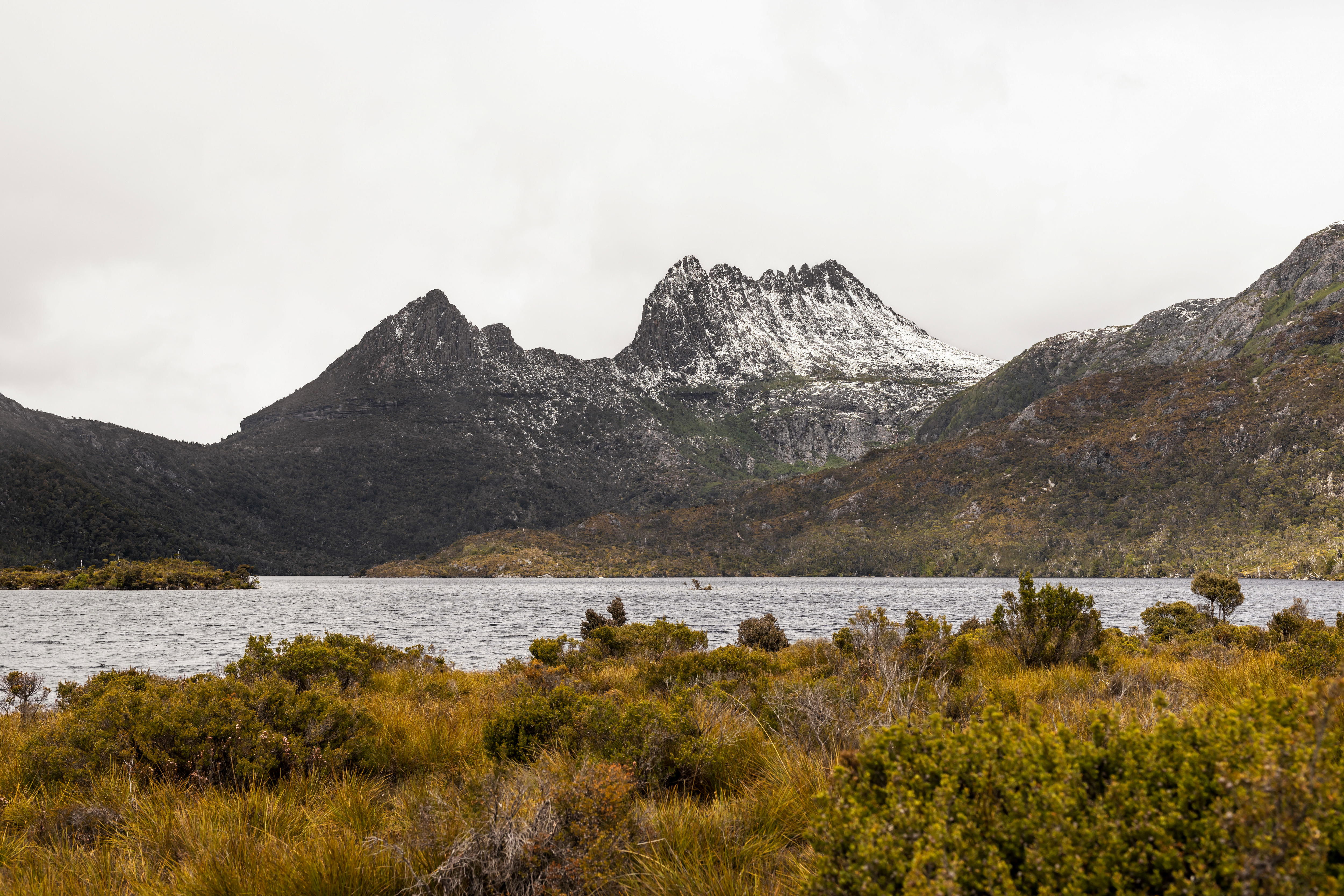 Bushfire closes famous Tas walking track - ABC listen