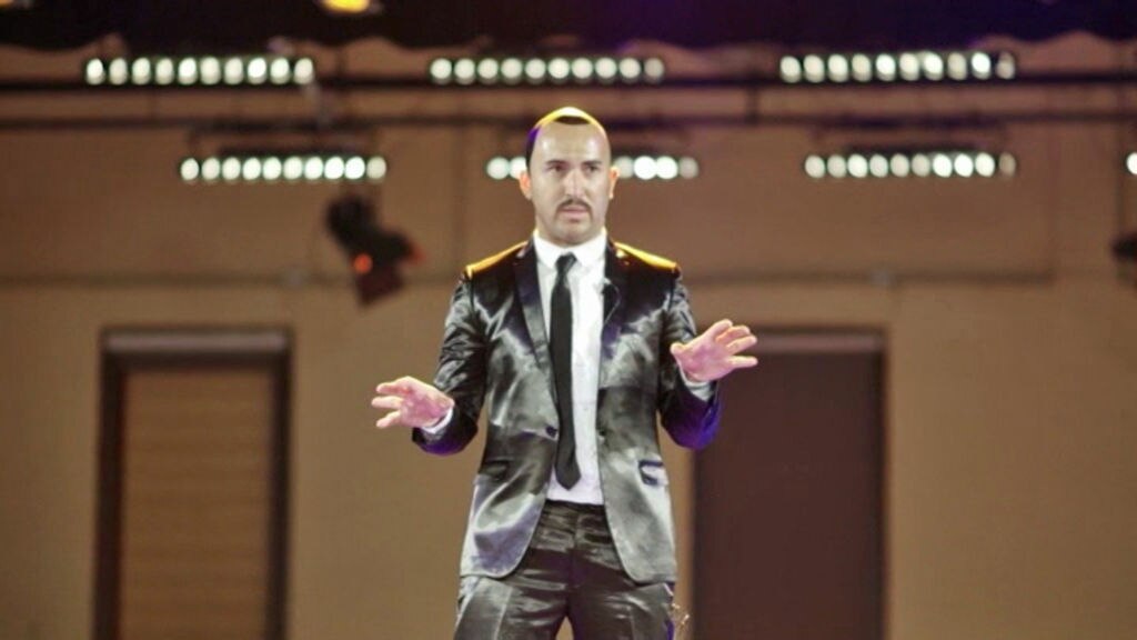 Performance art explores man's desperate pursuit of fame - ABC News