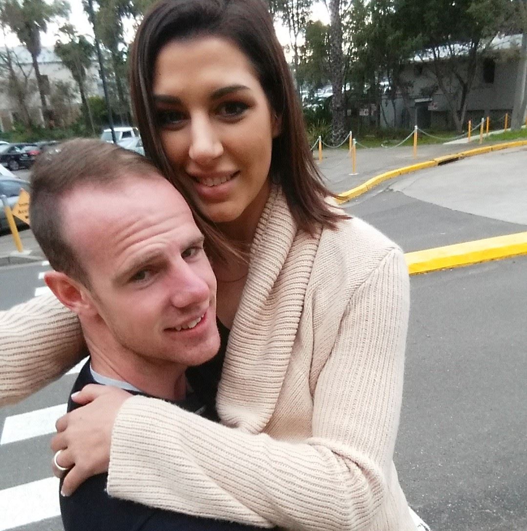 Kelly Clarke: Sydney woman dies of septicaemia on Fiji honeymoon - ABC News