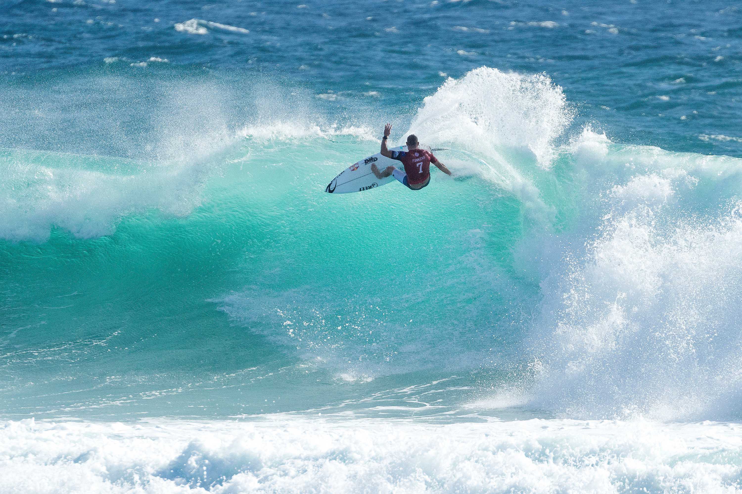 Mick Fanning gives surfboard away to delighted young fan - ABC News