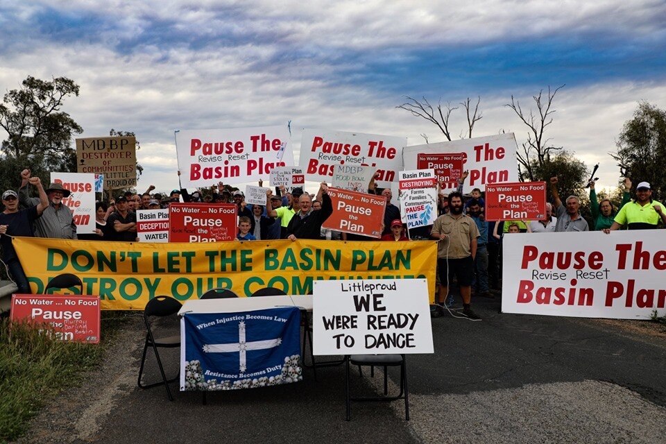 Farmers protest against Murray Darling Basin Plan outside parliament ...