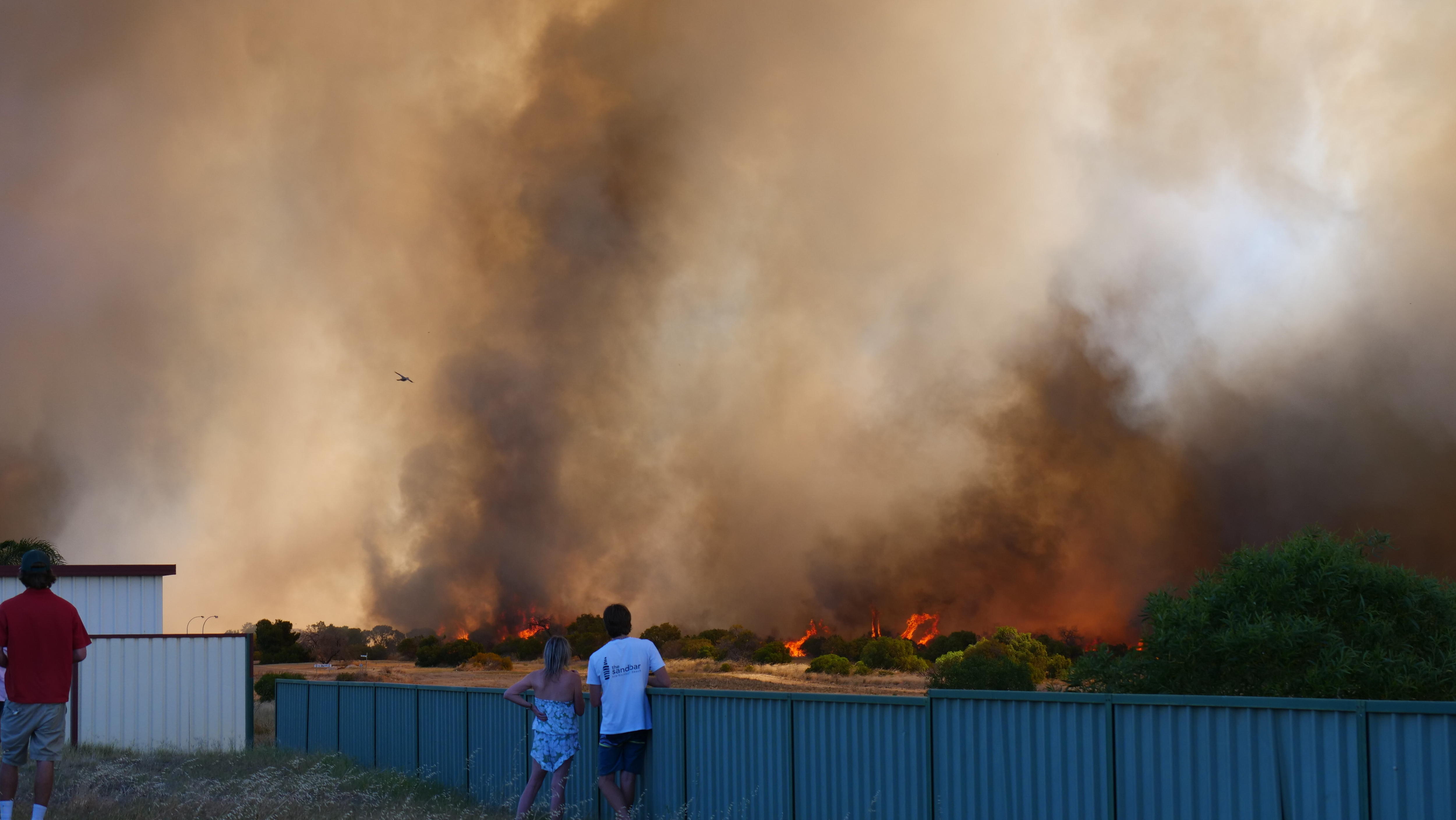 Homes under threat as bushfire bears down on properties in Geraldton ...