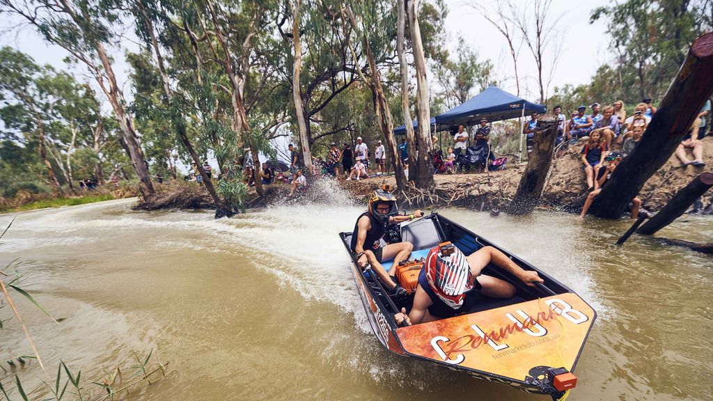 Spectacular footage of the Dinghy Derby in waters around Renmark ...