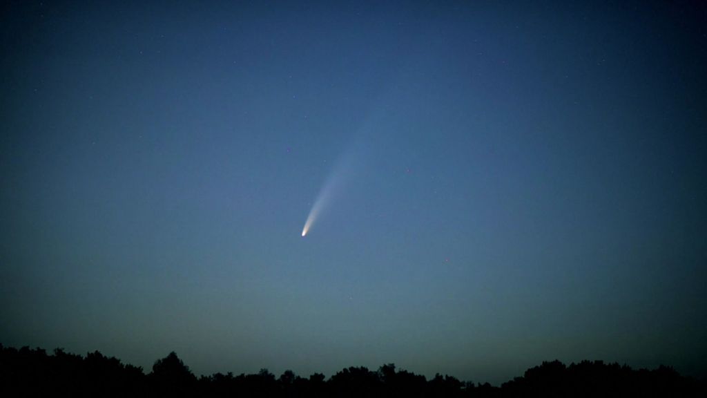 Comet Neowise streaks over Belgium sky - ABC News
