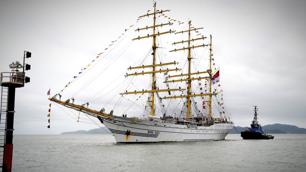 Indonesian tall ship celebration from 53-metre mast wows locals on ...