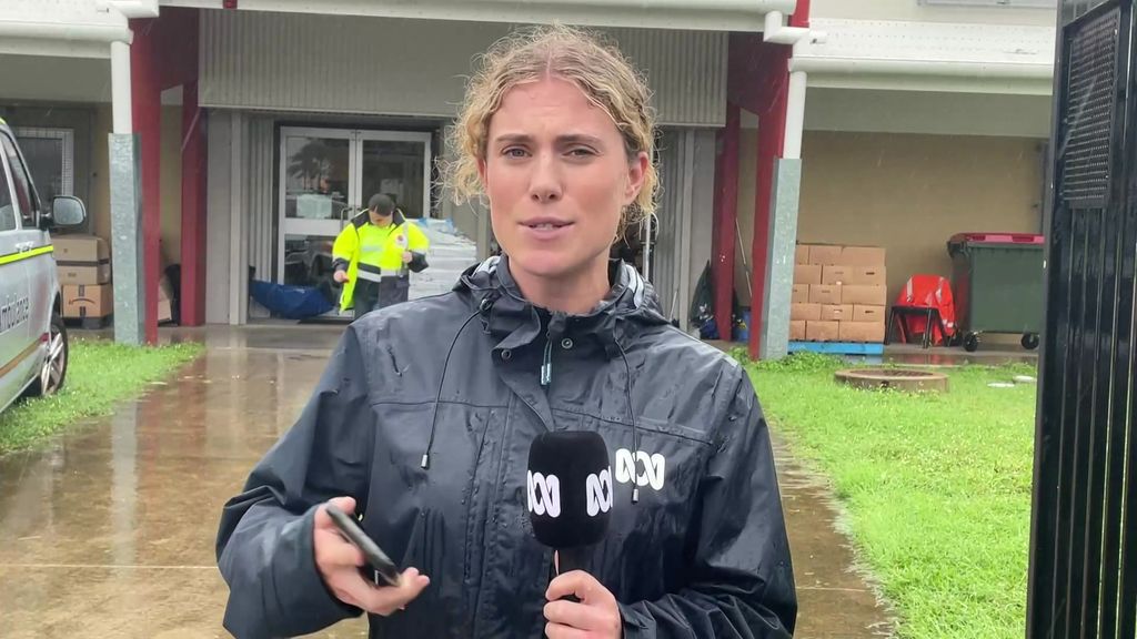 Sombre mood at Townsville flooding evacuation centres - ABC News