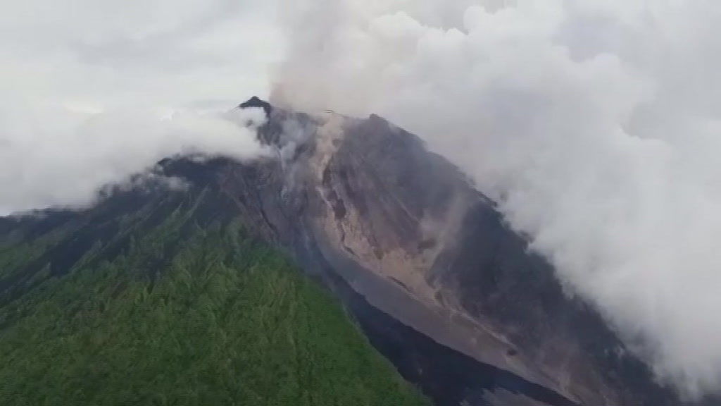 Papua New Guinea's Mount Ulawun volcano erupts and sends thousands of ...