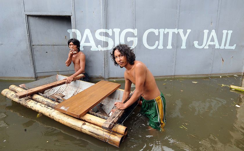 Inmates float on rafts at flooded prison - ABC News