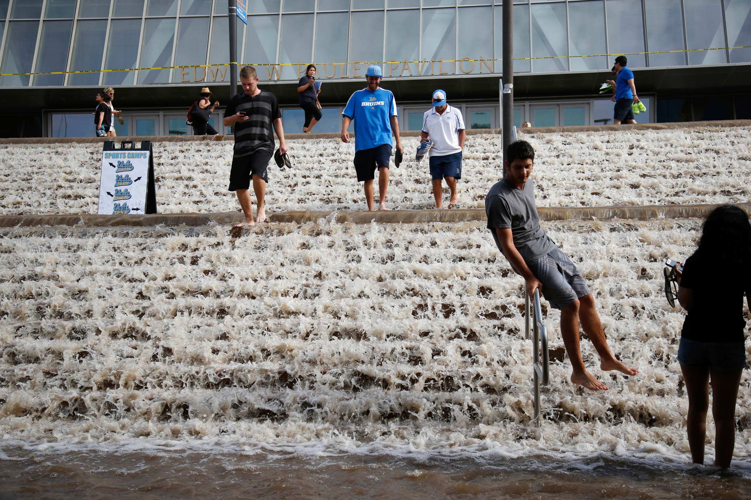 Los Angeles water main bursts on Sunset Boulevard, flooding UCLA - ABC News