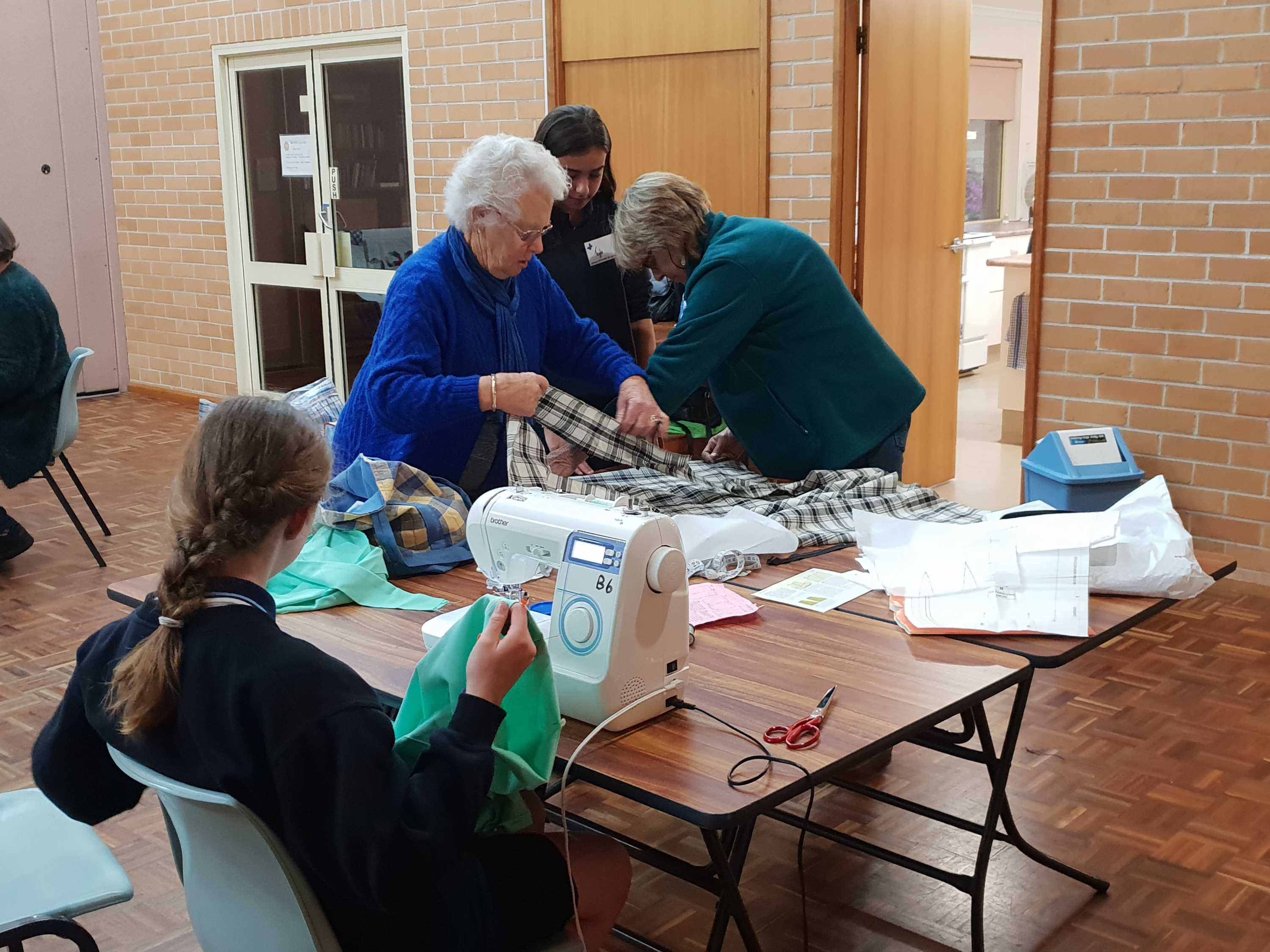 Sewing group mends the generation gap one stitch at a time - ABC News