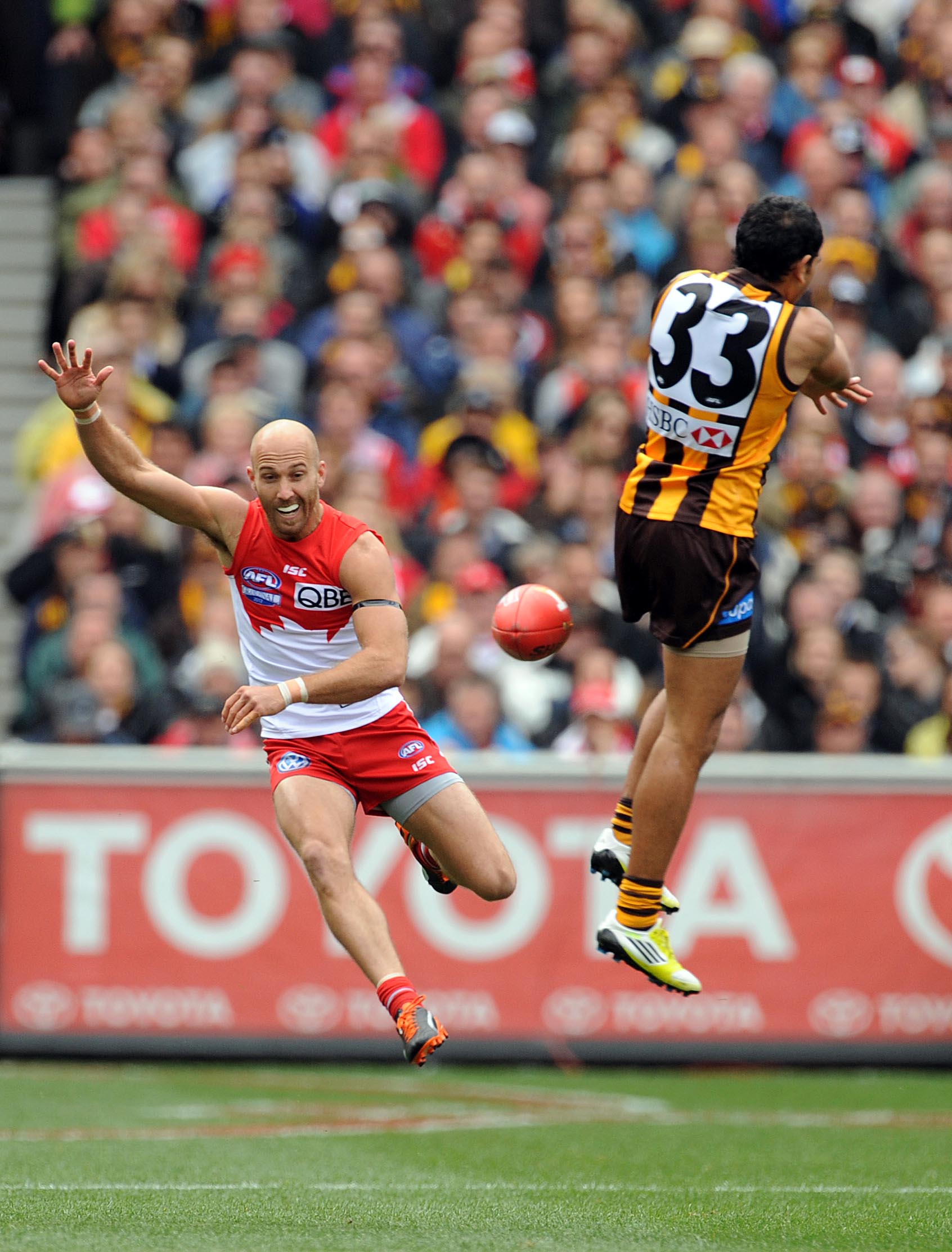 Swans snatch victory in classic grand final - ABC News