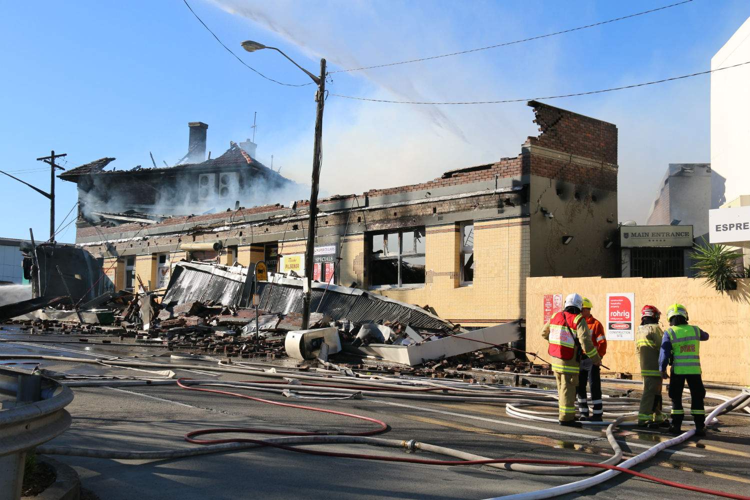 General Gordon Hotel in Sydney catches fire, roof collapses - ABC News