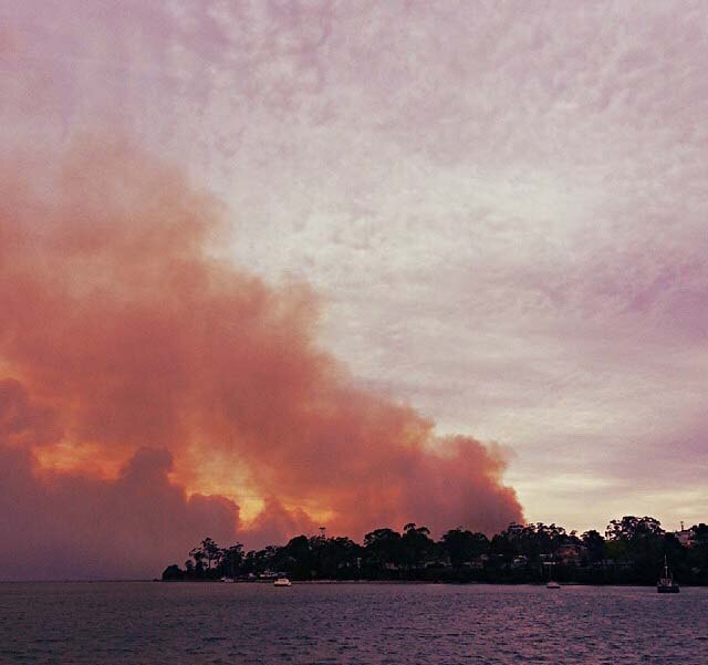 St Helens bushfire: Residents evacuated by boat after homes threatened ...
