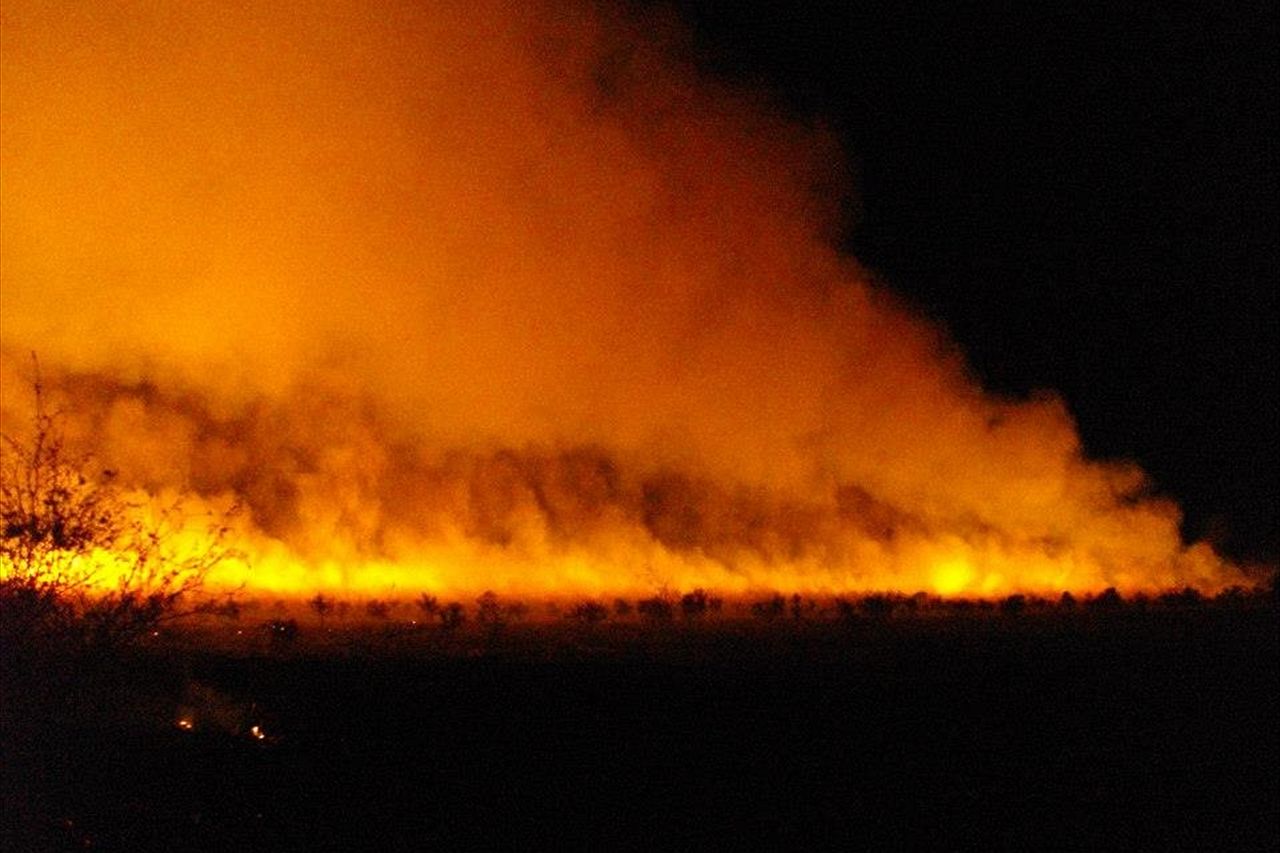 Hughenden fire still burning through cattle properties - ABC News
