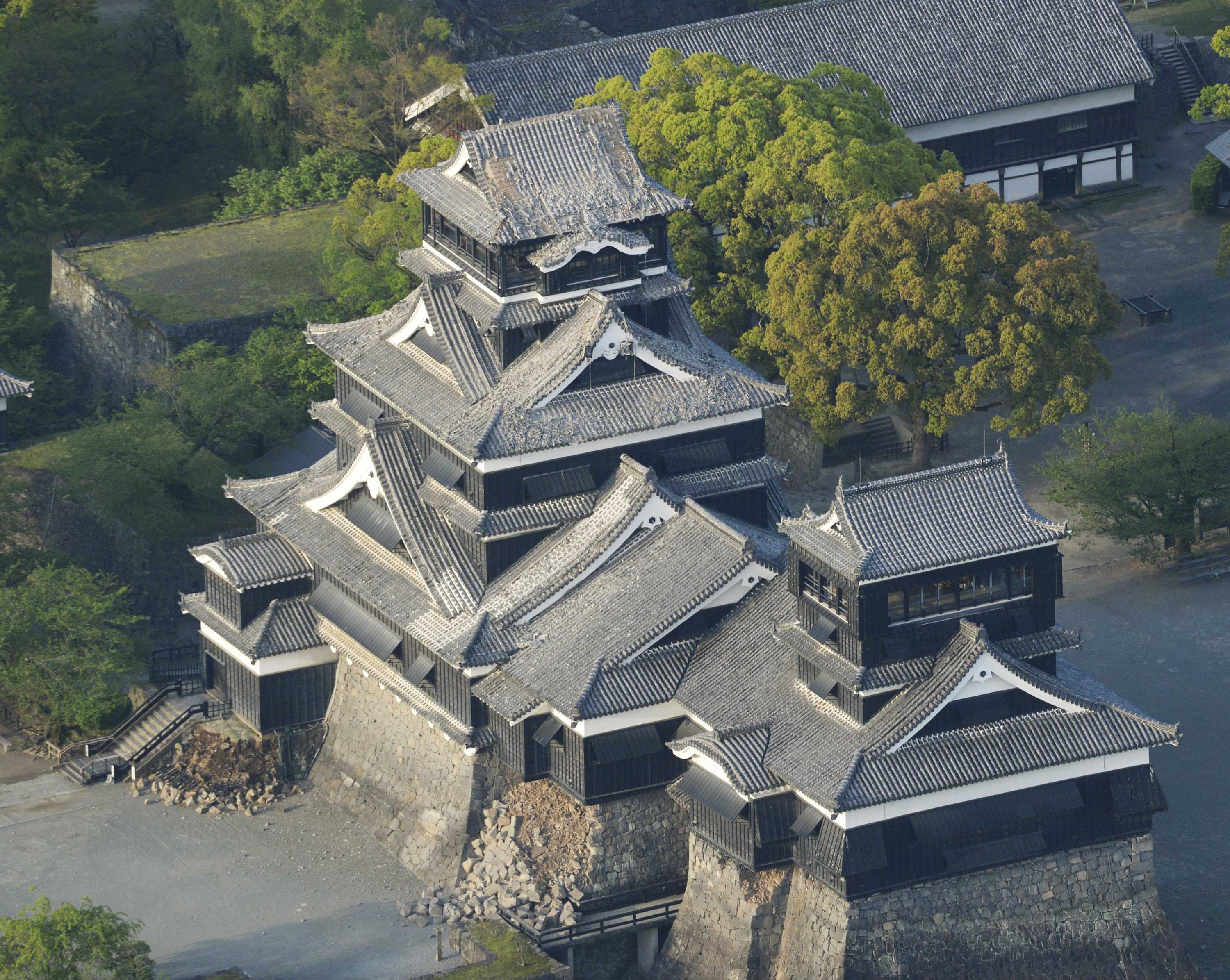 Japan earthquakes breach walls of 400-year-old Kumamoto castle - ABC News