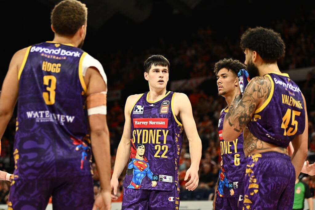 Power outage causes major delay, kills shot-clock in Sydney Kings ...