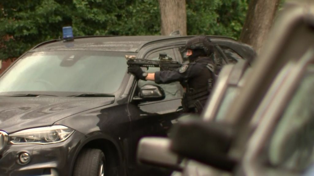 Police tactical unit outside Lewisham house - ABC News