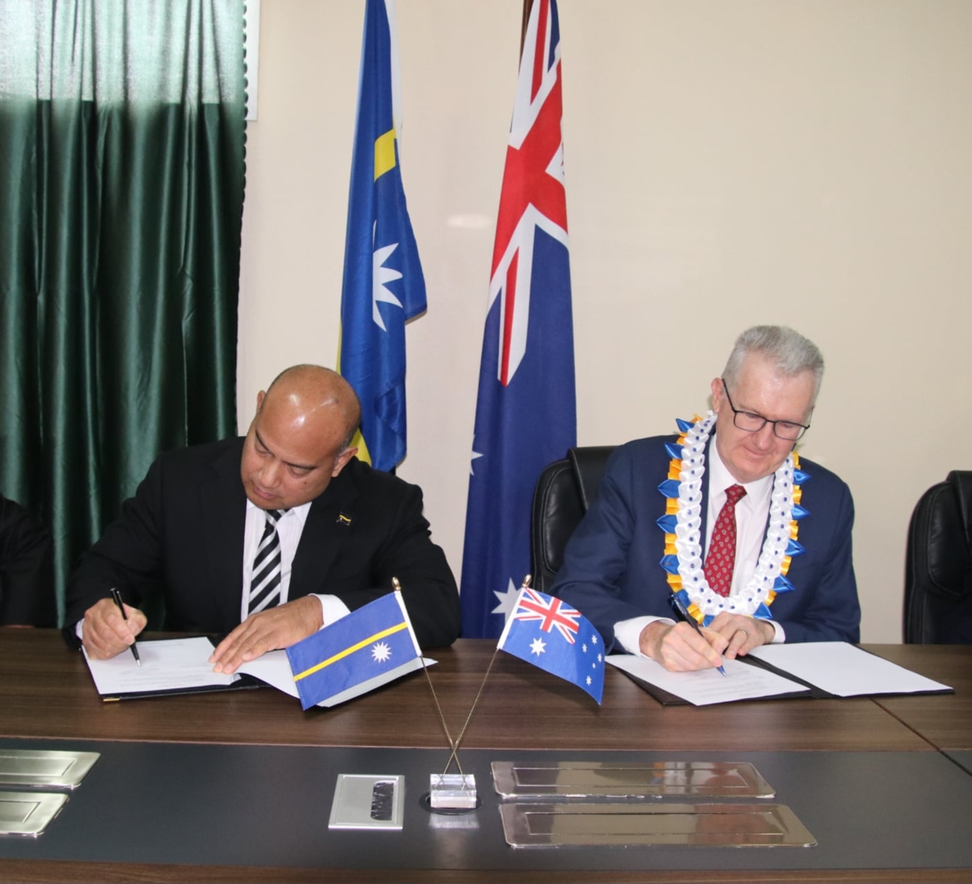 Cow caught chewing on a large python in outback northern Australia ...