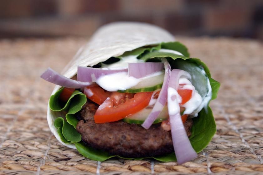 Greek souvlaki wraps with garlic yoghurt sauce - ABC News
