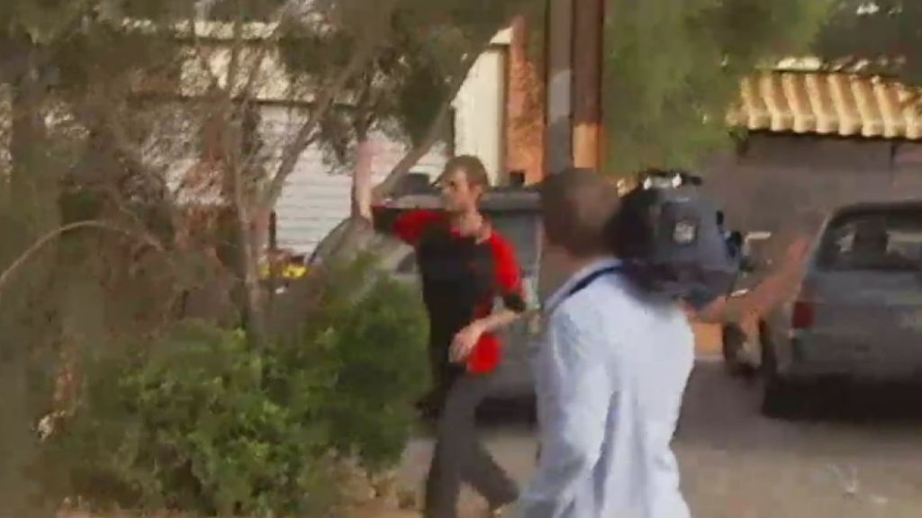 Hazel Passmore's boyfriend pelts the media with eggs - ABC News