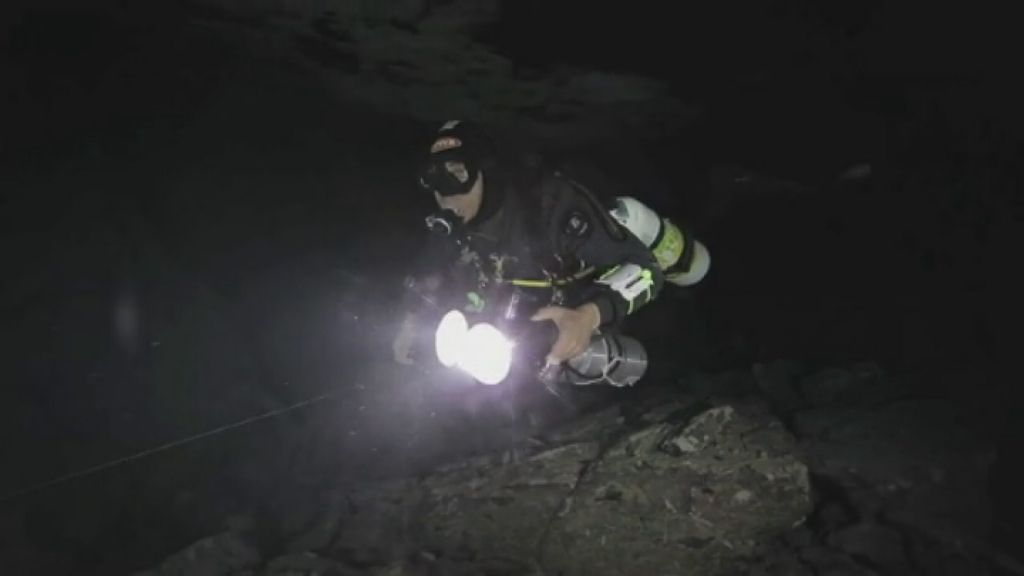 Tank Cave diving - ABC News