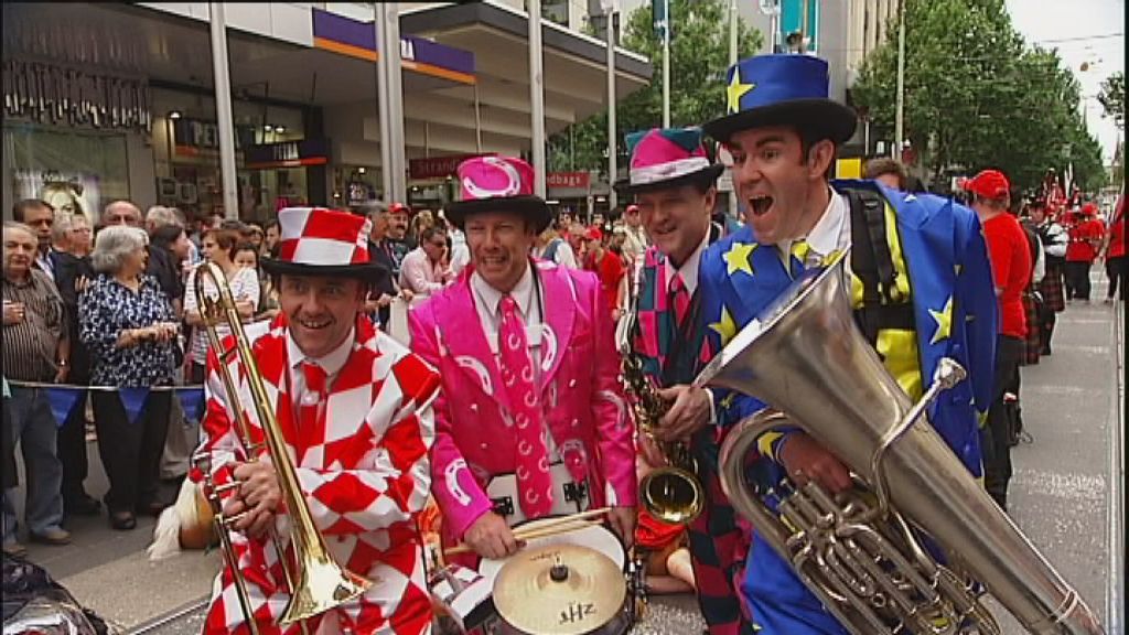 Thousands turn out for Melbourne Cup parade - ABC News