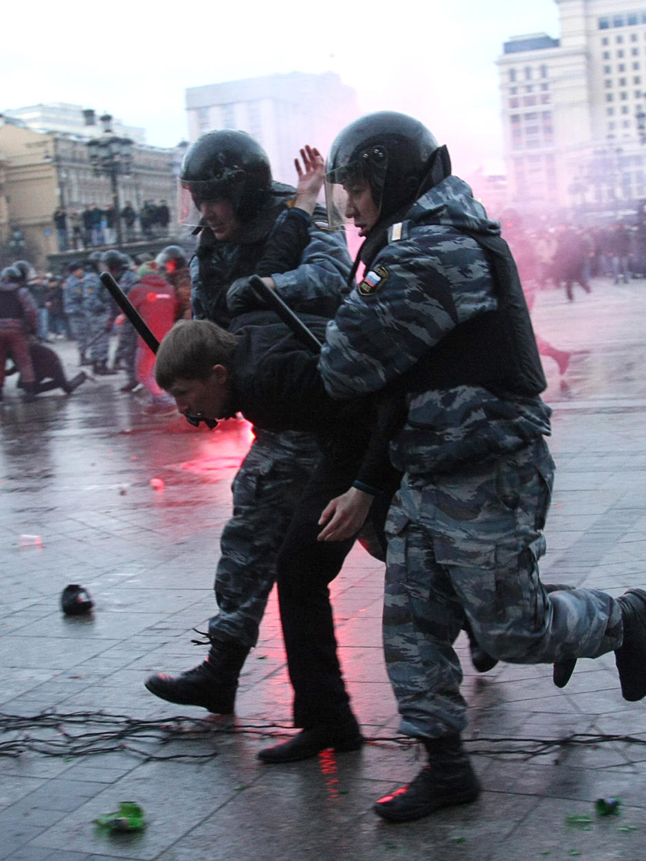 Football fans riot in Moscow centre - ABC News