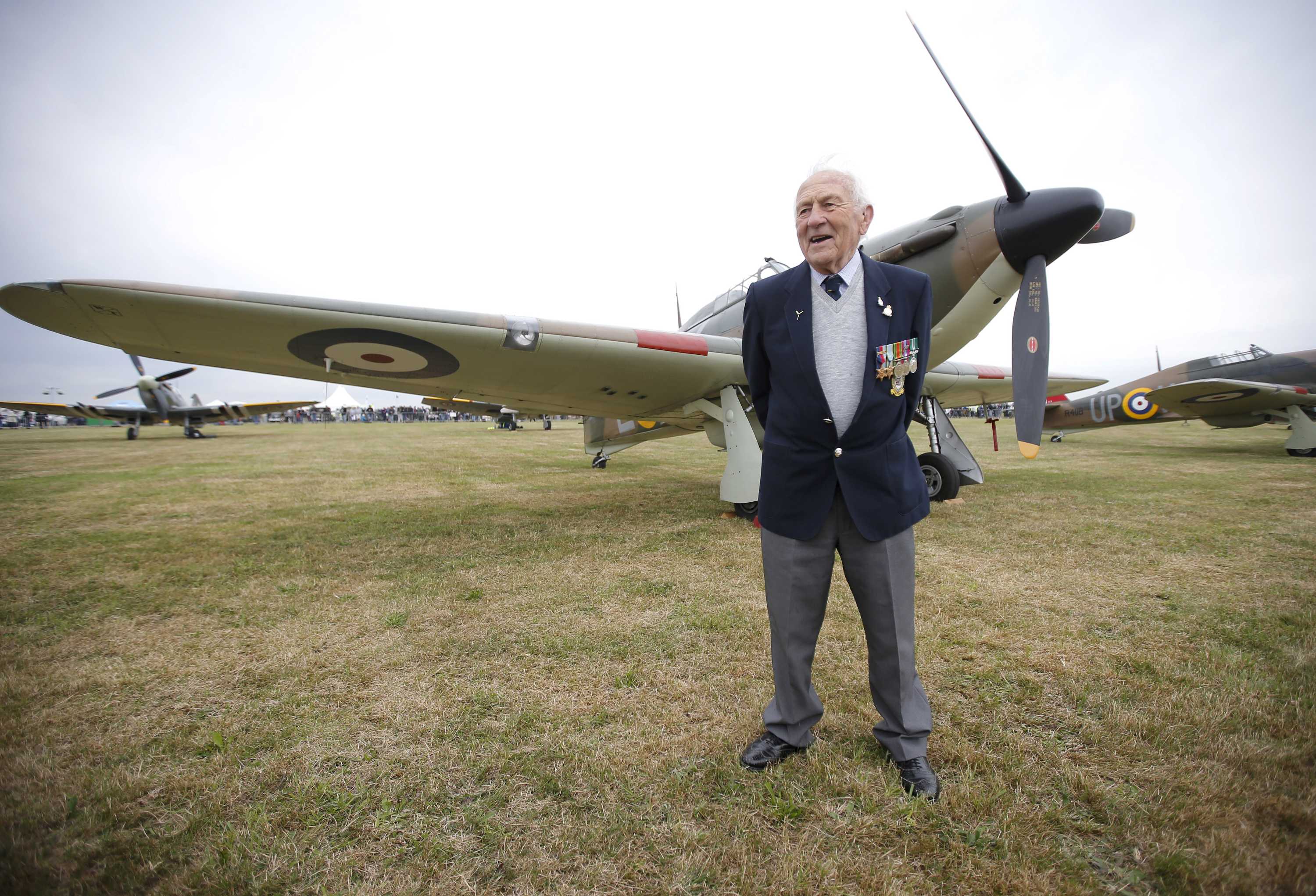 Battle of Britain: Spitfires, Hurricanes take to skies on 75th ...