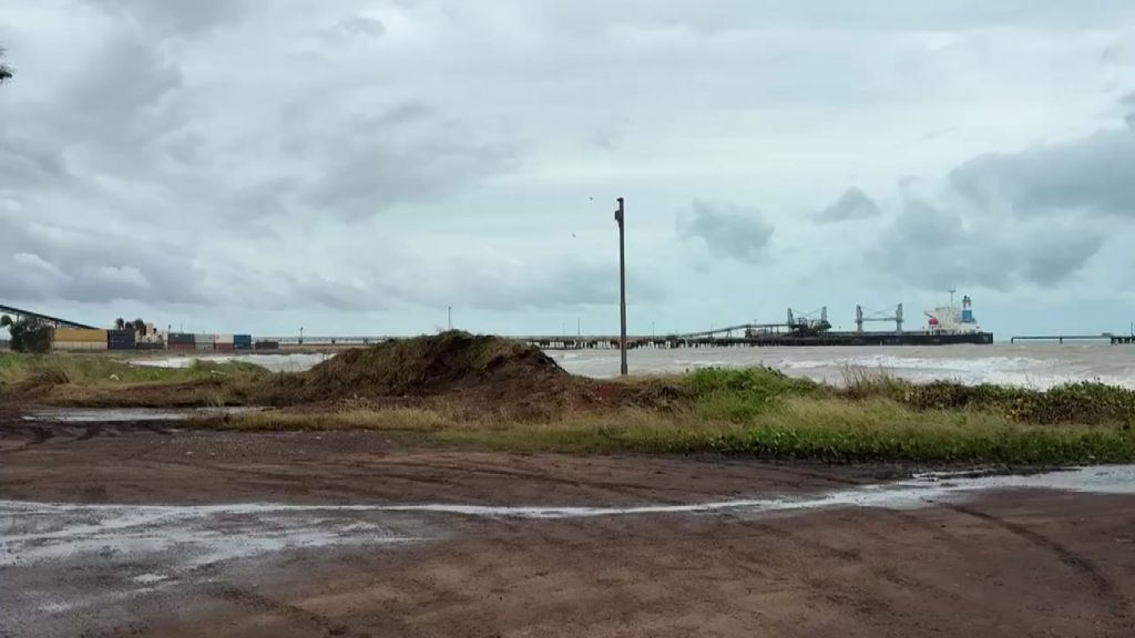 A bulk carrier crashed into South32's loading wharf on Groote Eylandt ...