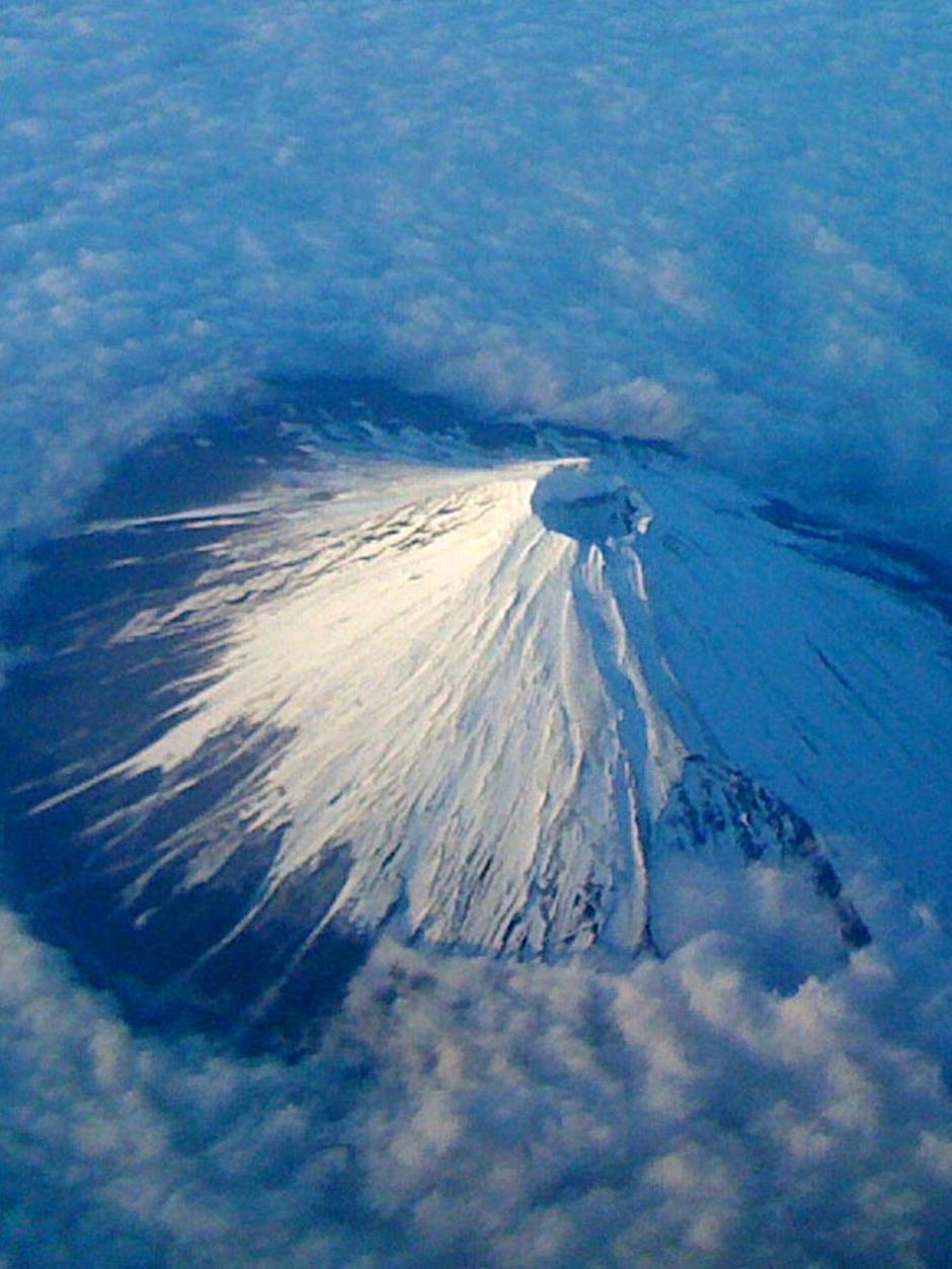 Mount Fuji may erupt violently if earthquake causes cracks inside - ABC ...