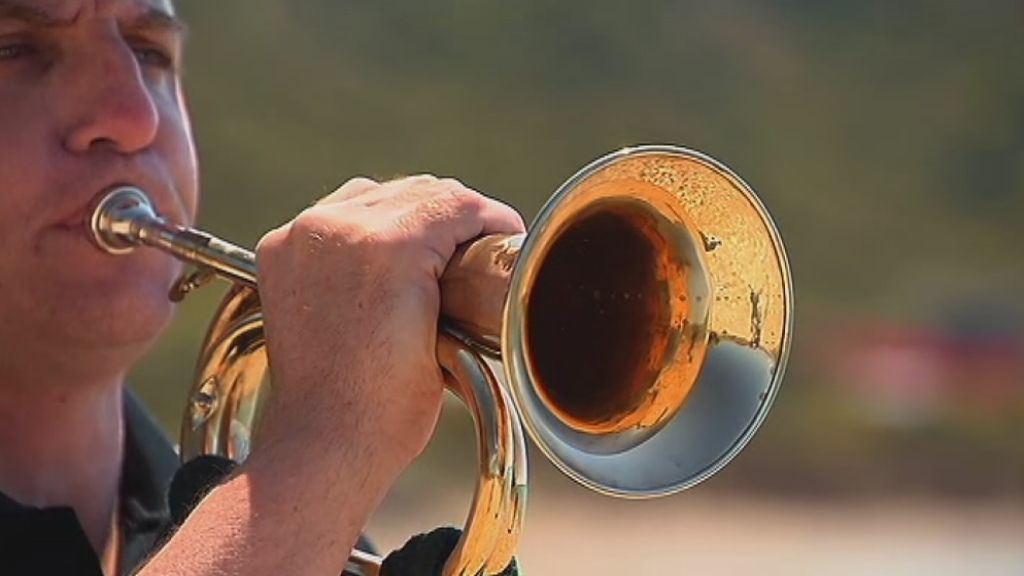Australian Bugler Andrew Barnett prepares for Gallipoli dawn service ...