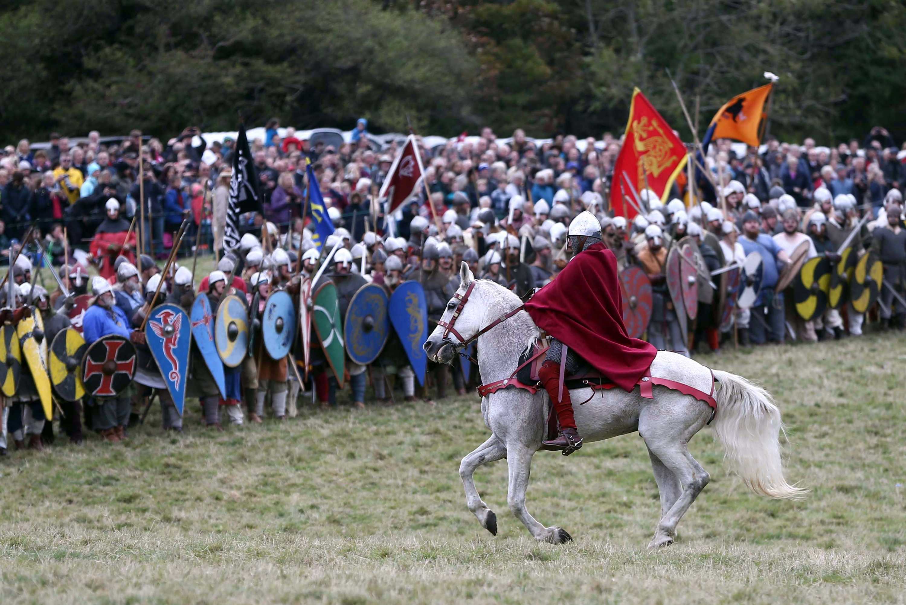 Battle of Hastings: Thousands in England re-enact historical event on ...