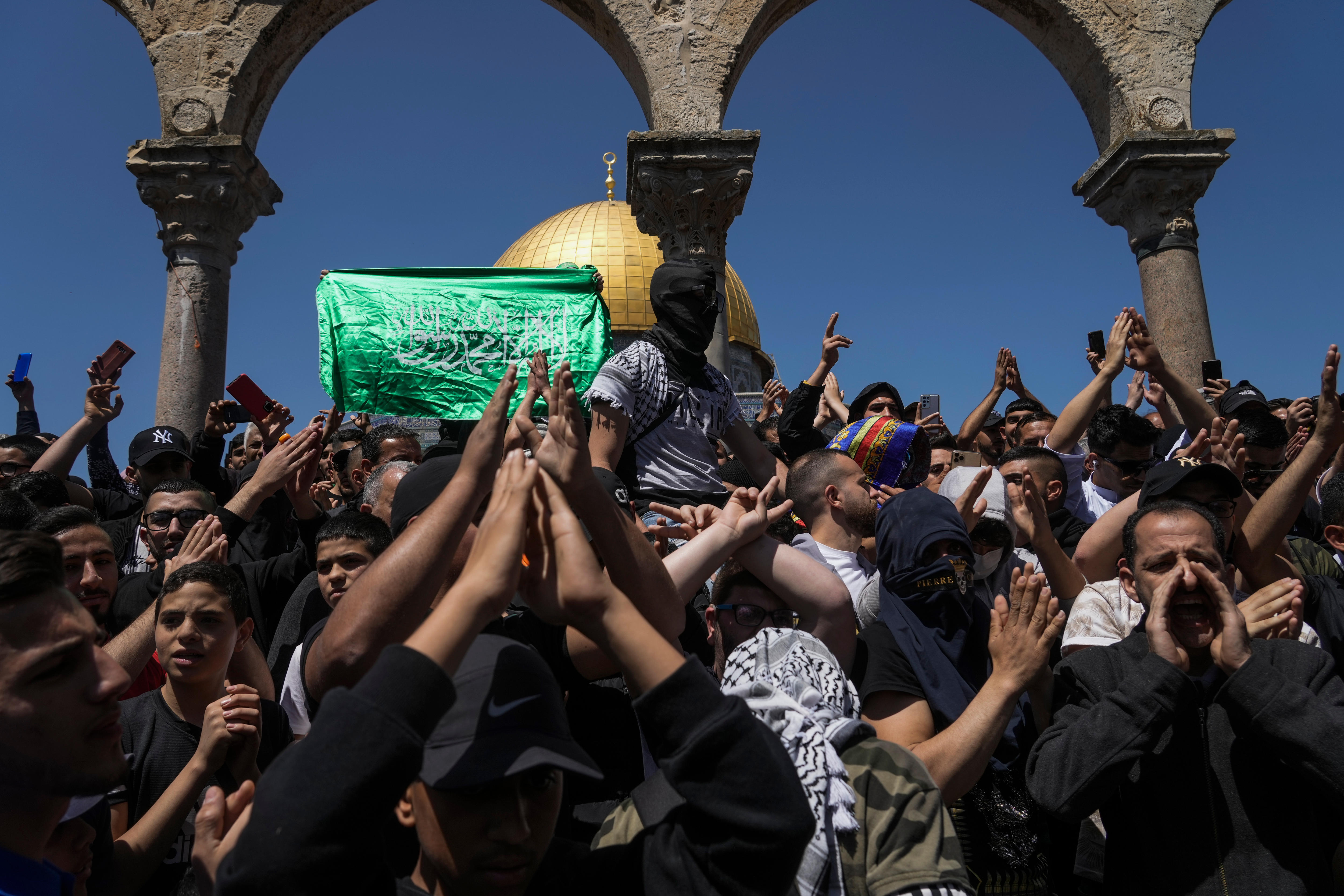 Violence erupts at Al-Aqsa mosque between Palestinian protesters and ...