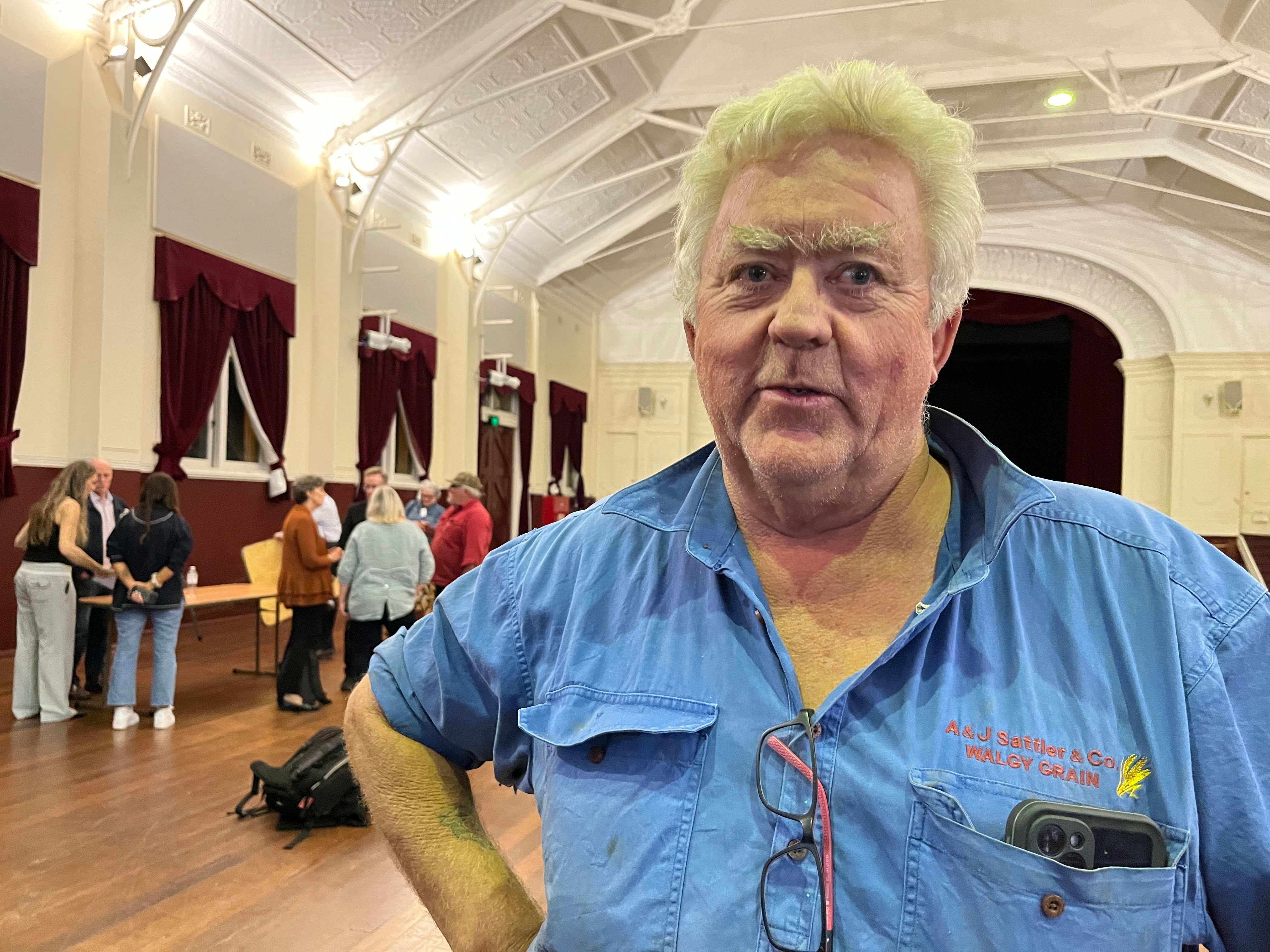 Hundreds of frustrated farmers scramble to attend live export meetings ...