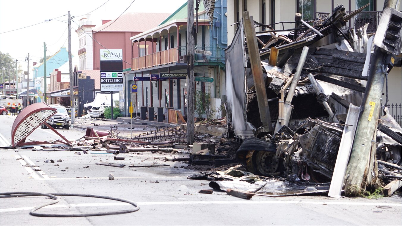 Singleton truck crash: Footage shows driver's arrest at gunpoint - ABC News
