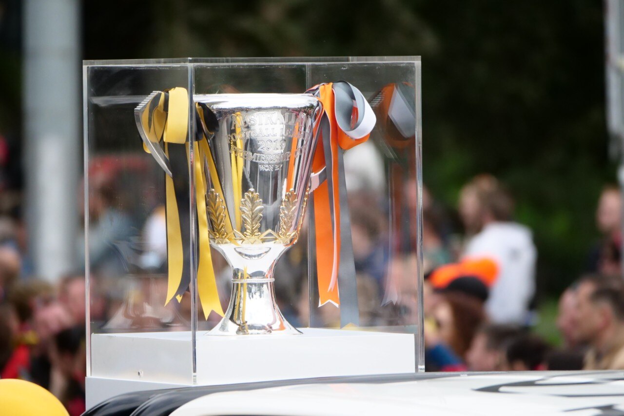 AFL grand final parade draws Richmond and GWS fans to Melbourne streets ...
