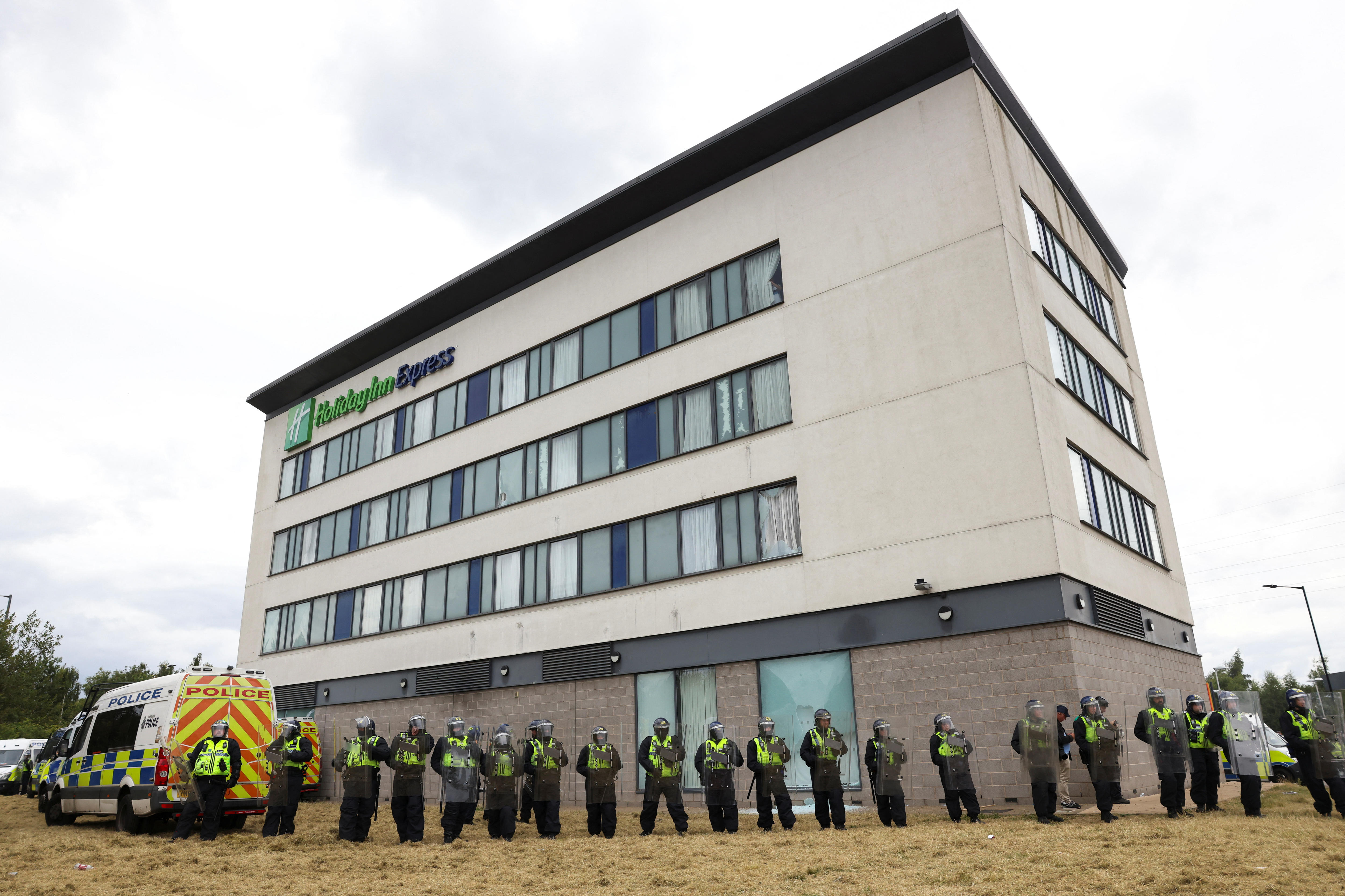 English police struggle to hold back far-right rioters from hotel ...