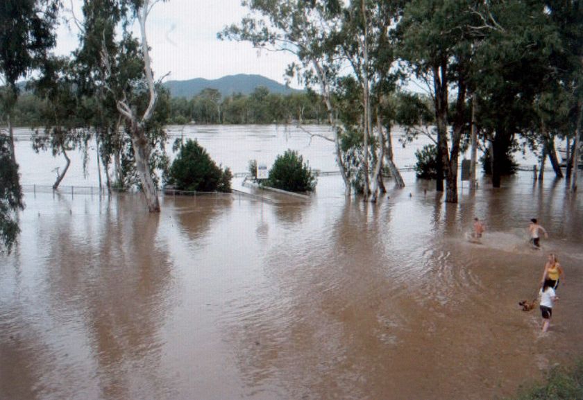 Flash floods swamp Rockhampton region - ABC News